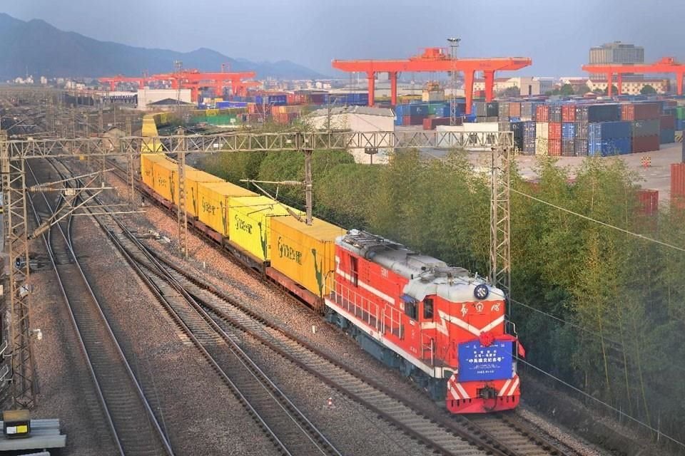 Servicio de trenes de carga China-Europa continúa progreso