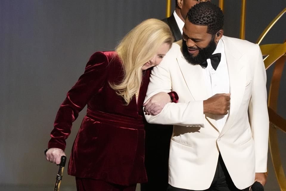 Recibe Christina Applegate gran ovación en los Emmy