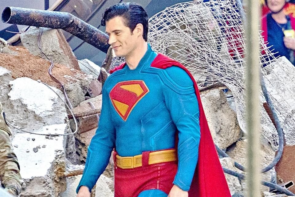 David Conreswet luce el nuevo traje de Superman