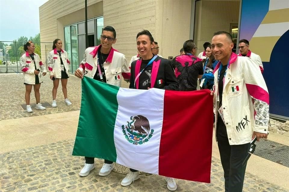 Sale Delegación Mexicana rumbo a inauguración de París 2024
