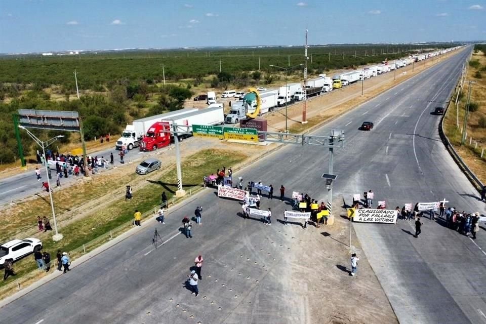 Continúa bloqueo en Puente III de Nuevo Laredo