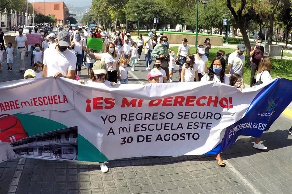 Marchan padres para demandar regreso a clases